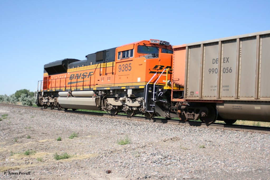 BNSF 9385 (SD70ACe) distributive power on a Black Thunder coal load